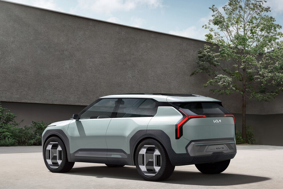 '갓성비 전기차' 기아 EV3 최고출력 204마력, 주행 거리 350km!!!