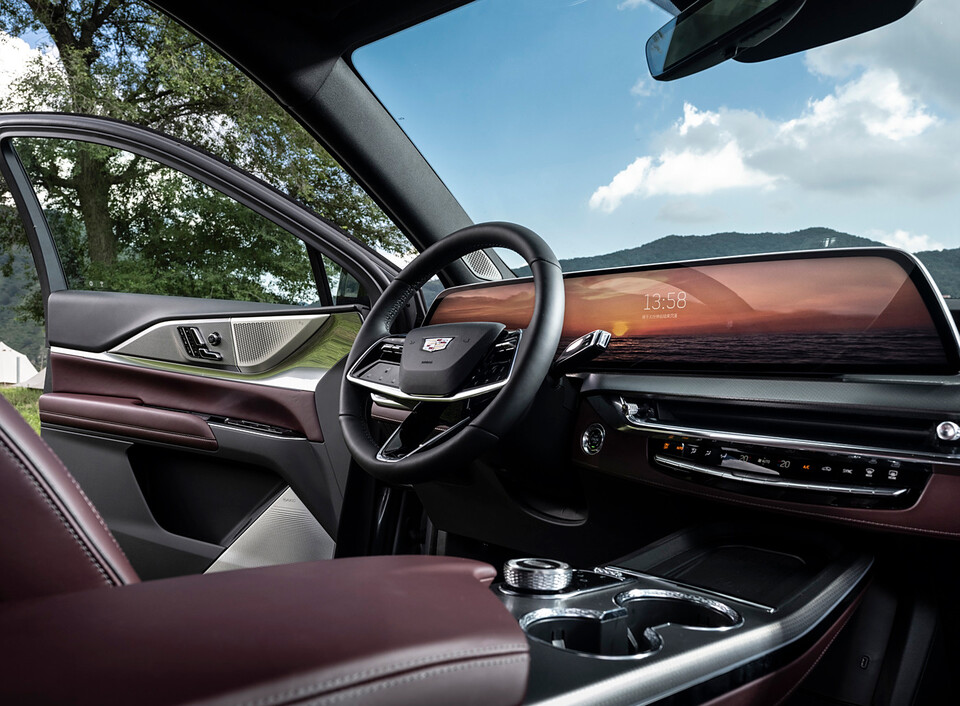 33인치 9K 디스플레이 탑재! 캐딜락, 2세대 XT5 공개